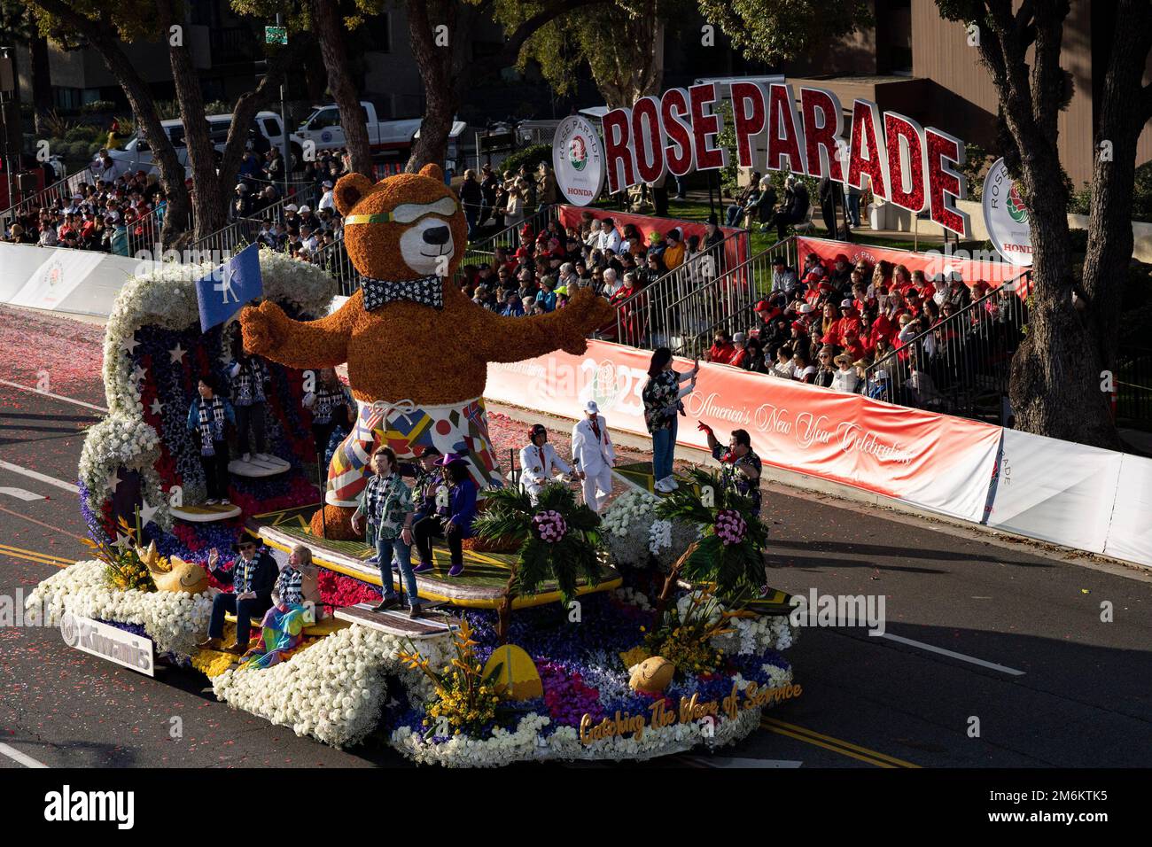 The Kiwanis International float moves down the street in the 134th ...