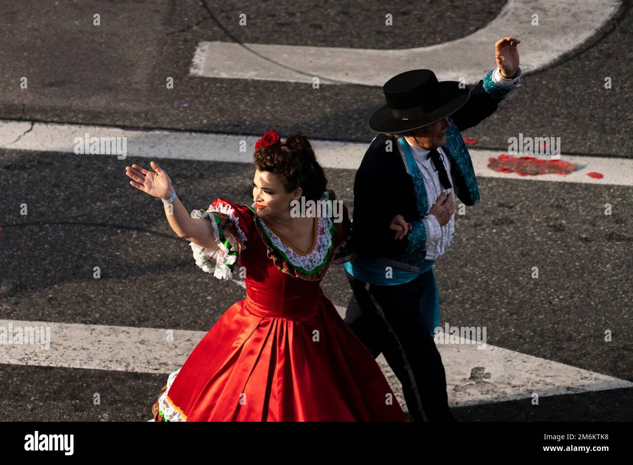 Mexican dancers wave to the crowd in the 134th annual Rose Parade ...