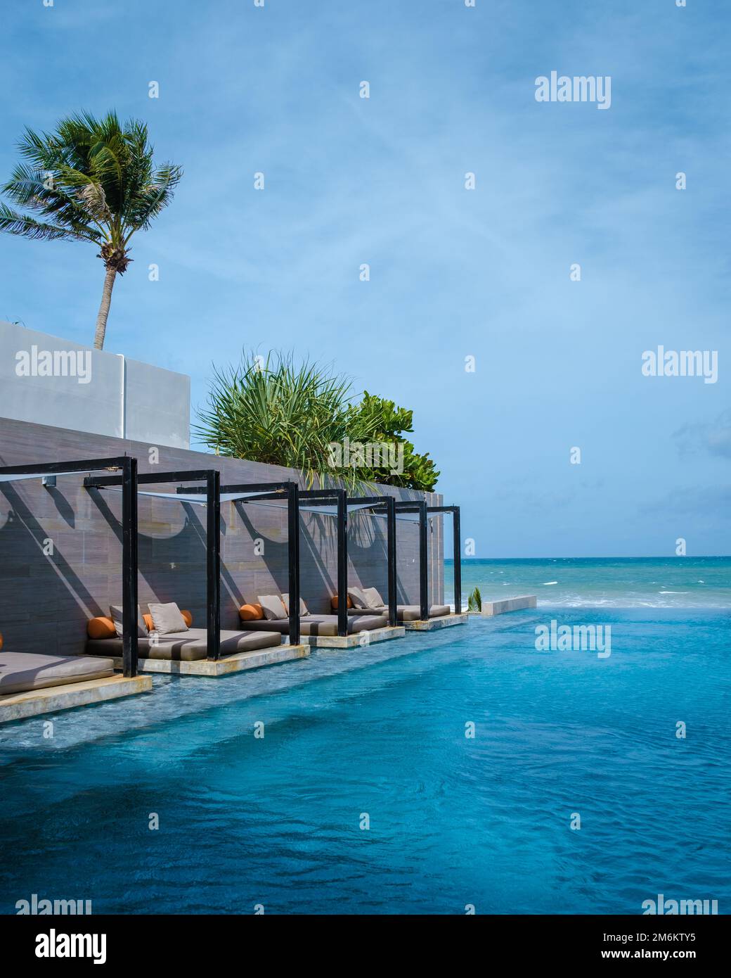 Exotic tropical beach infinity pool hi-res stock photography and images ...