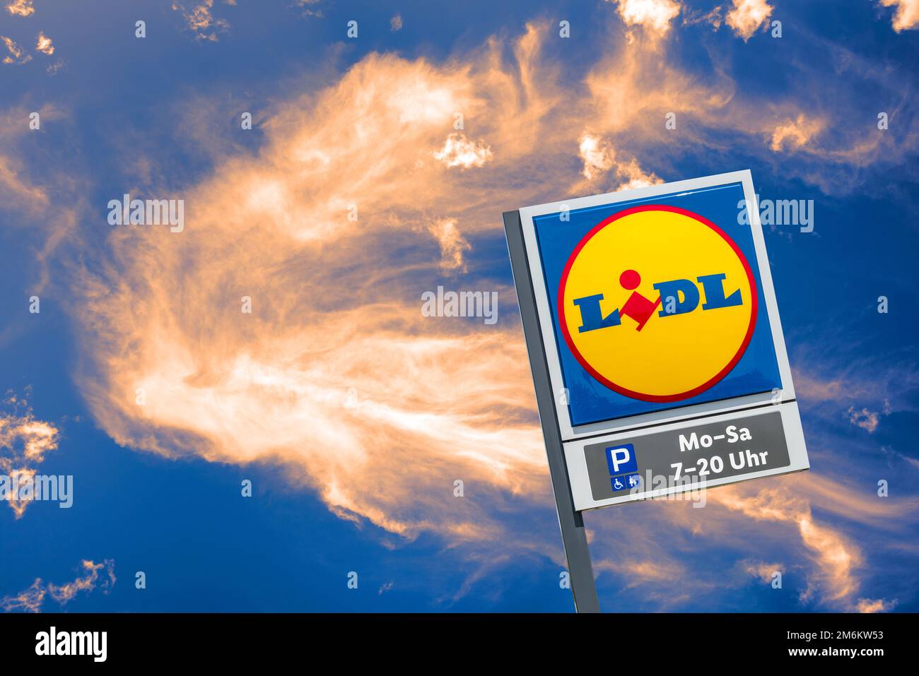 Lidl supermarkt zeichen logo hi-res stock photography and images - Alamy