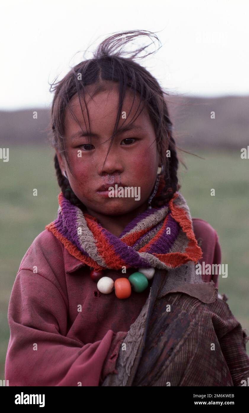 YOUNG TIBETAN NOMAD CHILD IN THE GRASSLANDS OF TIBET Stock Photo - Alamy