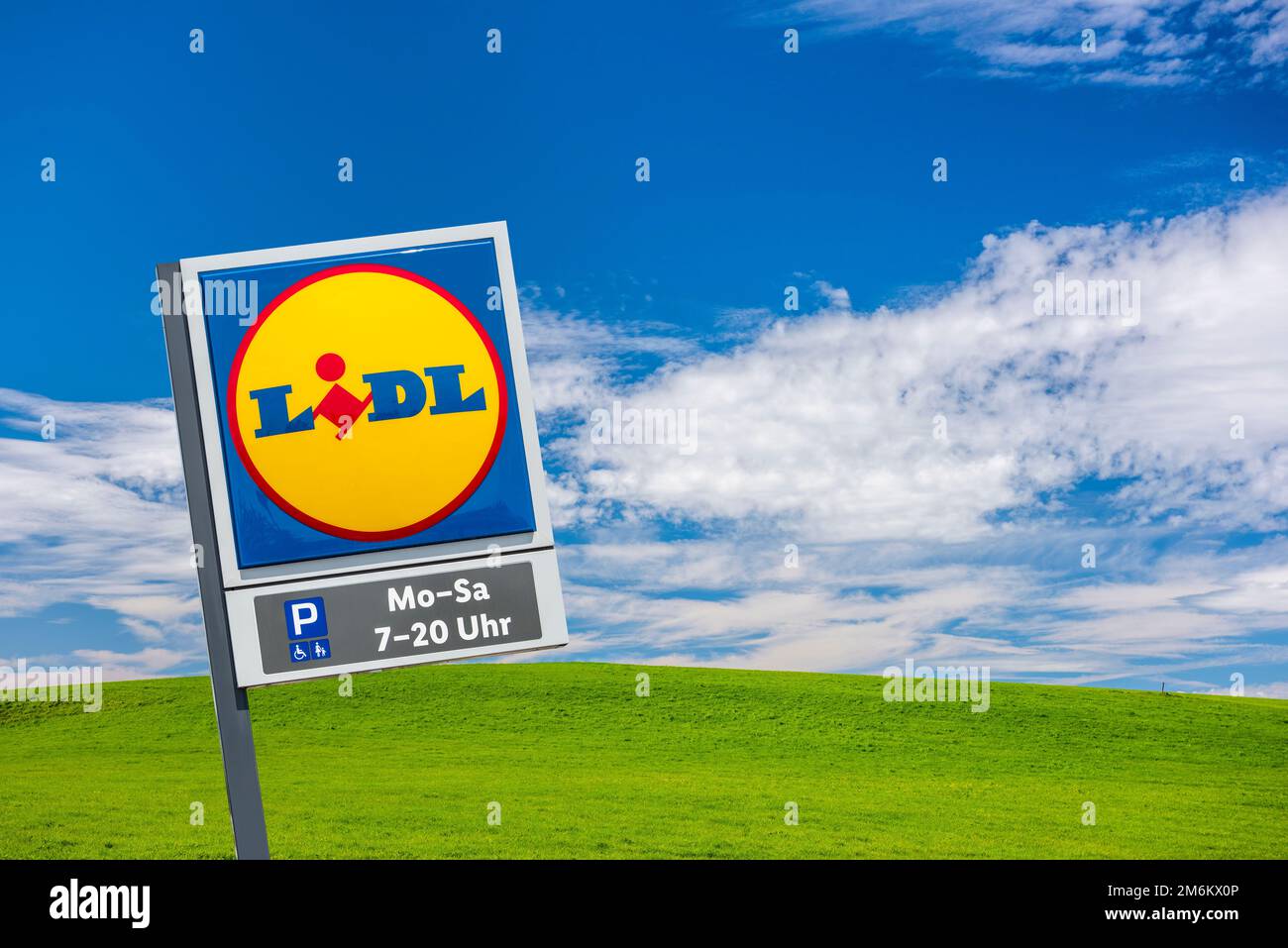 Lidl supermarkt zeichen hi-res stock photography and images - Alamy