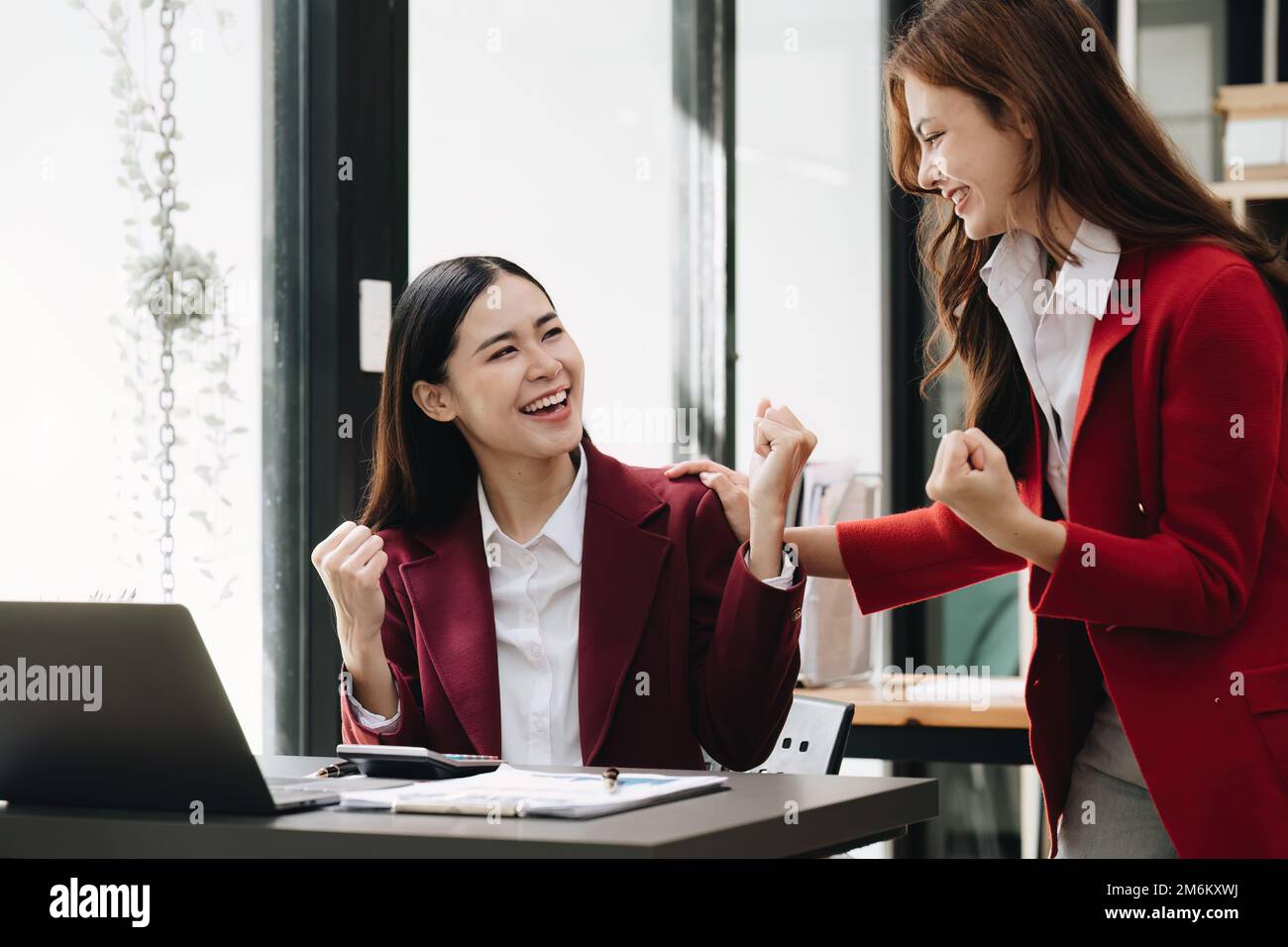 Business people celebrate success hi-res stock photography and images - Alamy