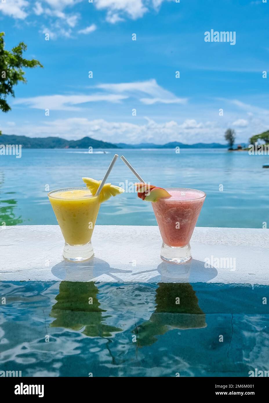Cocktails on a edge of an infinity pool of an luxury hotel Stock Photo ...