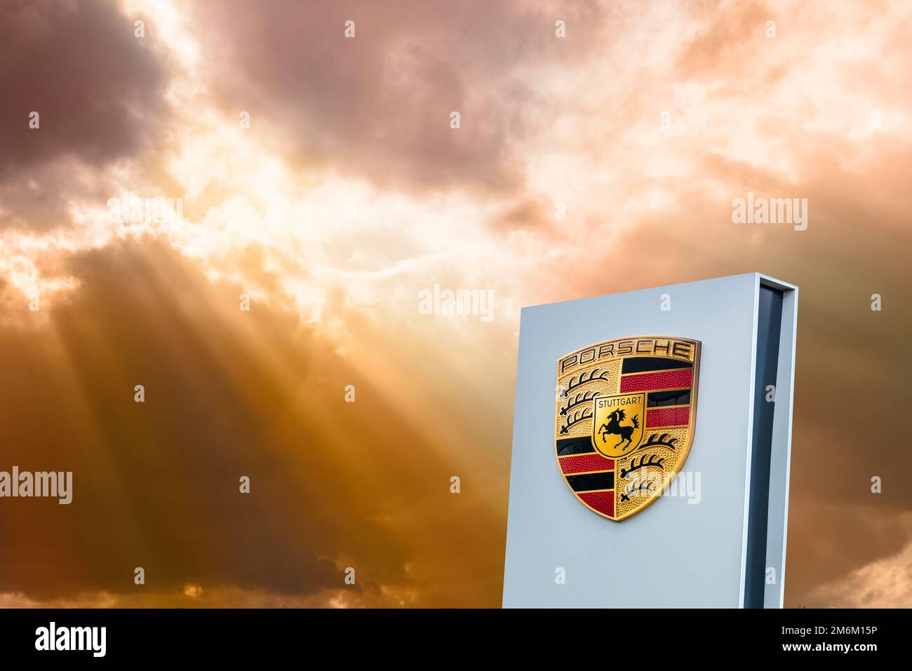 Porsche symbol hi-res stock photography and images - Alamy