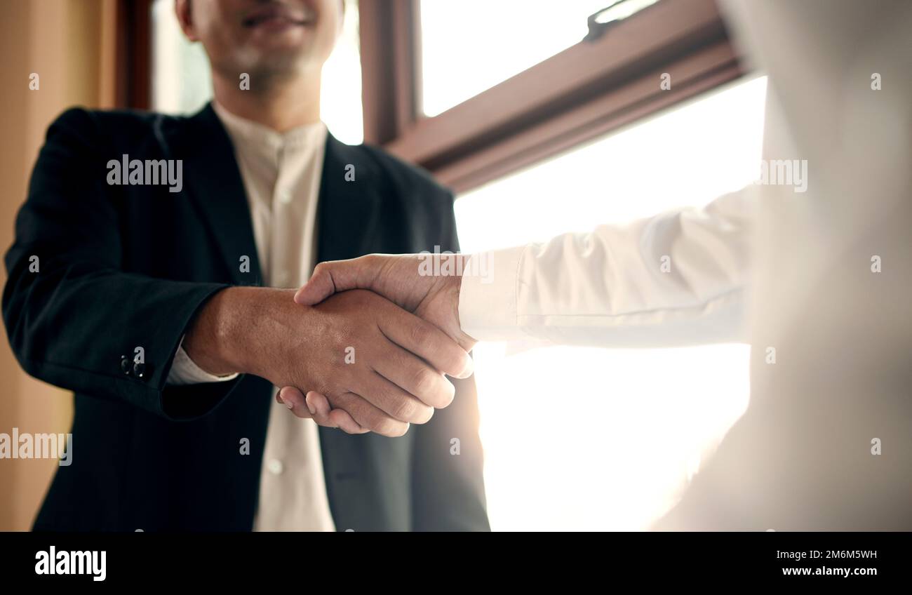 Close-up of two business people shaking hands Stock Photo - Alamy