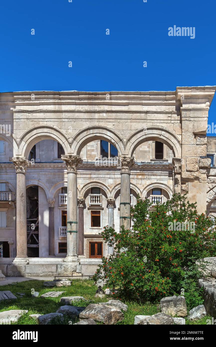 Peristyle hi-res stock photography and images - Alamy