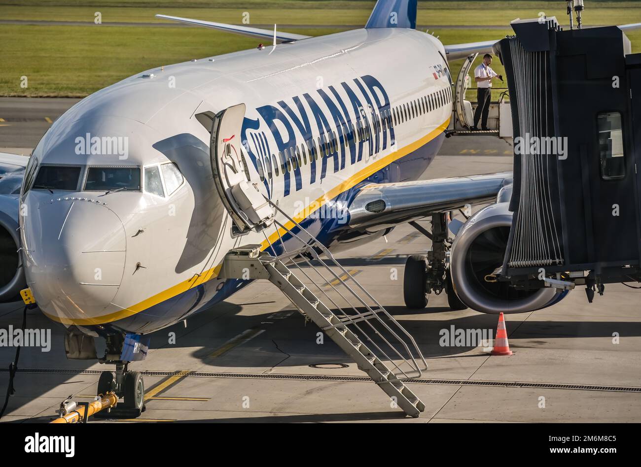 Ryanair airplane refueling hi-res stock photography and images - Alamy