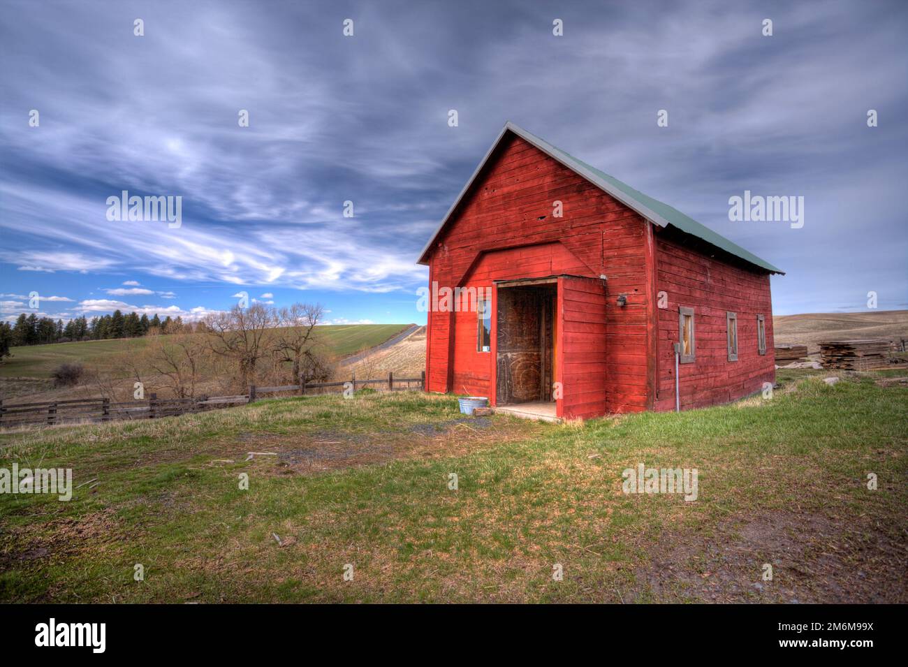Blue white shed hi-res stock photography and images - Alamy