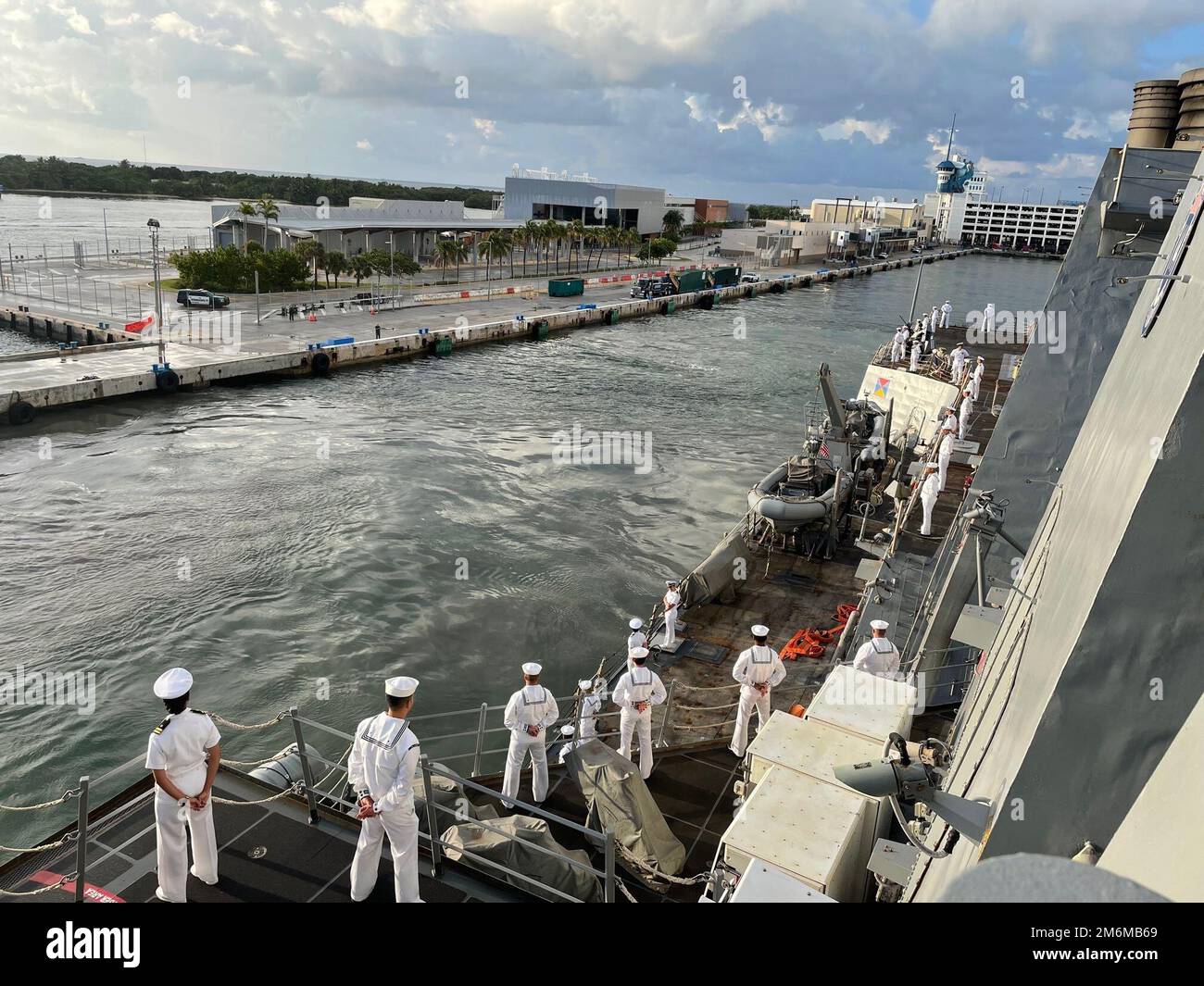 220422-N-XF387-0022 FORT LAUDERDALE, Florida (May 1, 2022) Sailors man ...