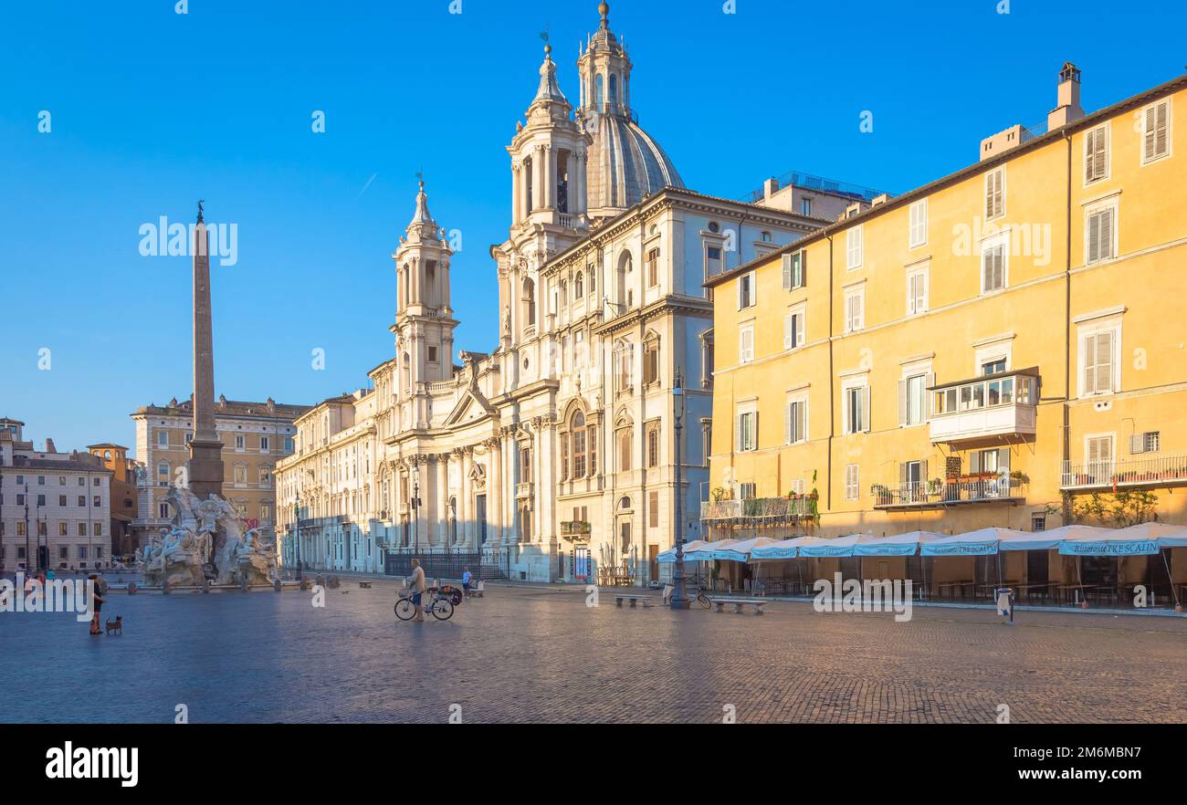 Sunrise light on Piazza Navona (Navona Square) buildings in Rome, Italy ...