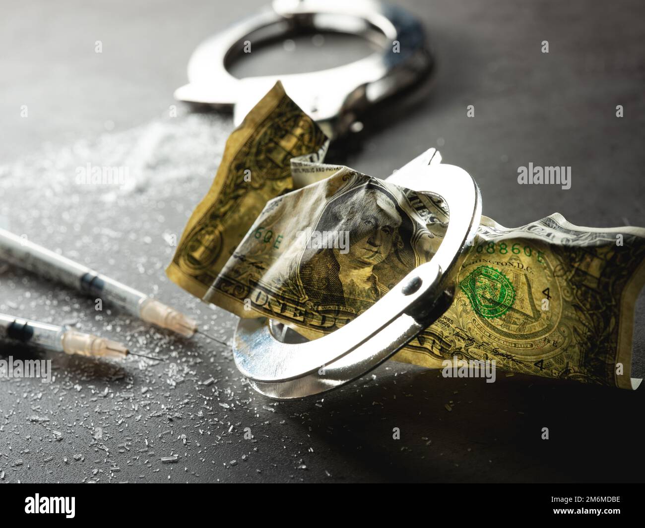 Handcuffs, dollar bills and drug powder Stock Photo - Alamy