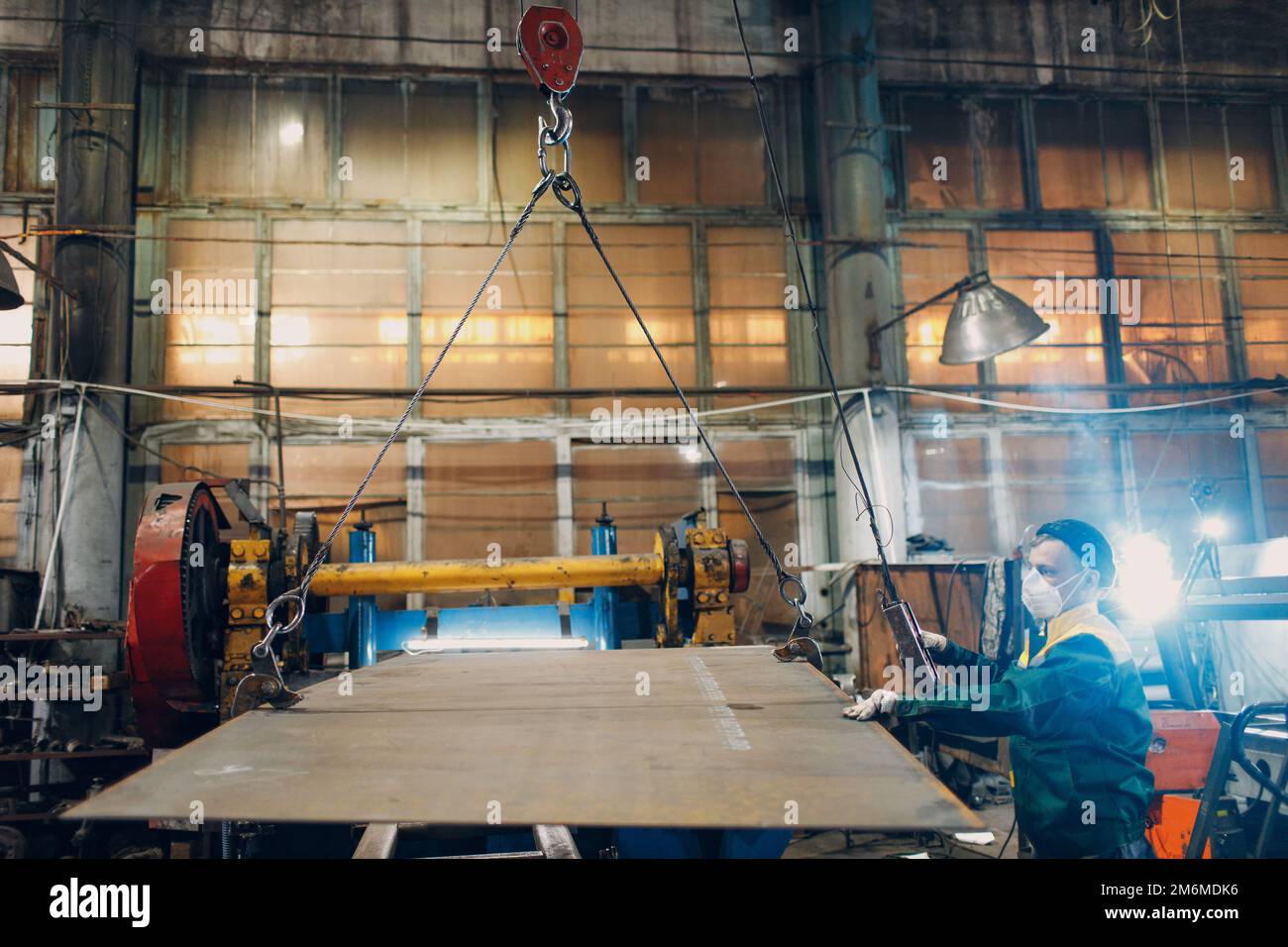 Worker lift metal sheet with crane chain hoist with remote controller ...