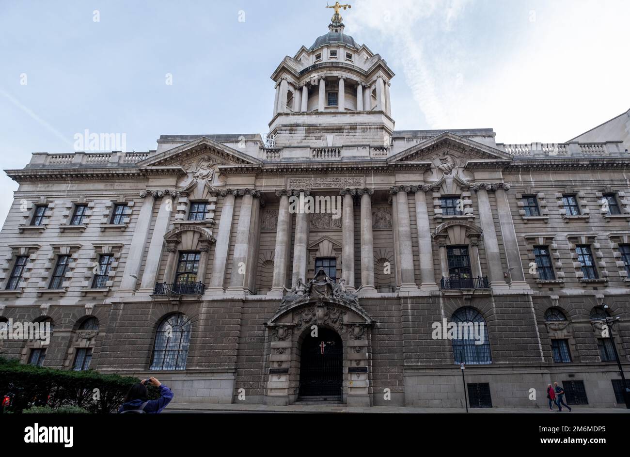 The facade of the Central Criminal Court at the Old Bailey in London ...