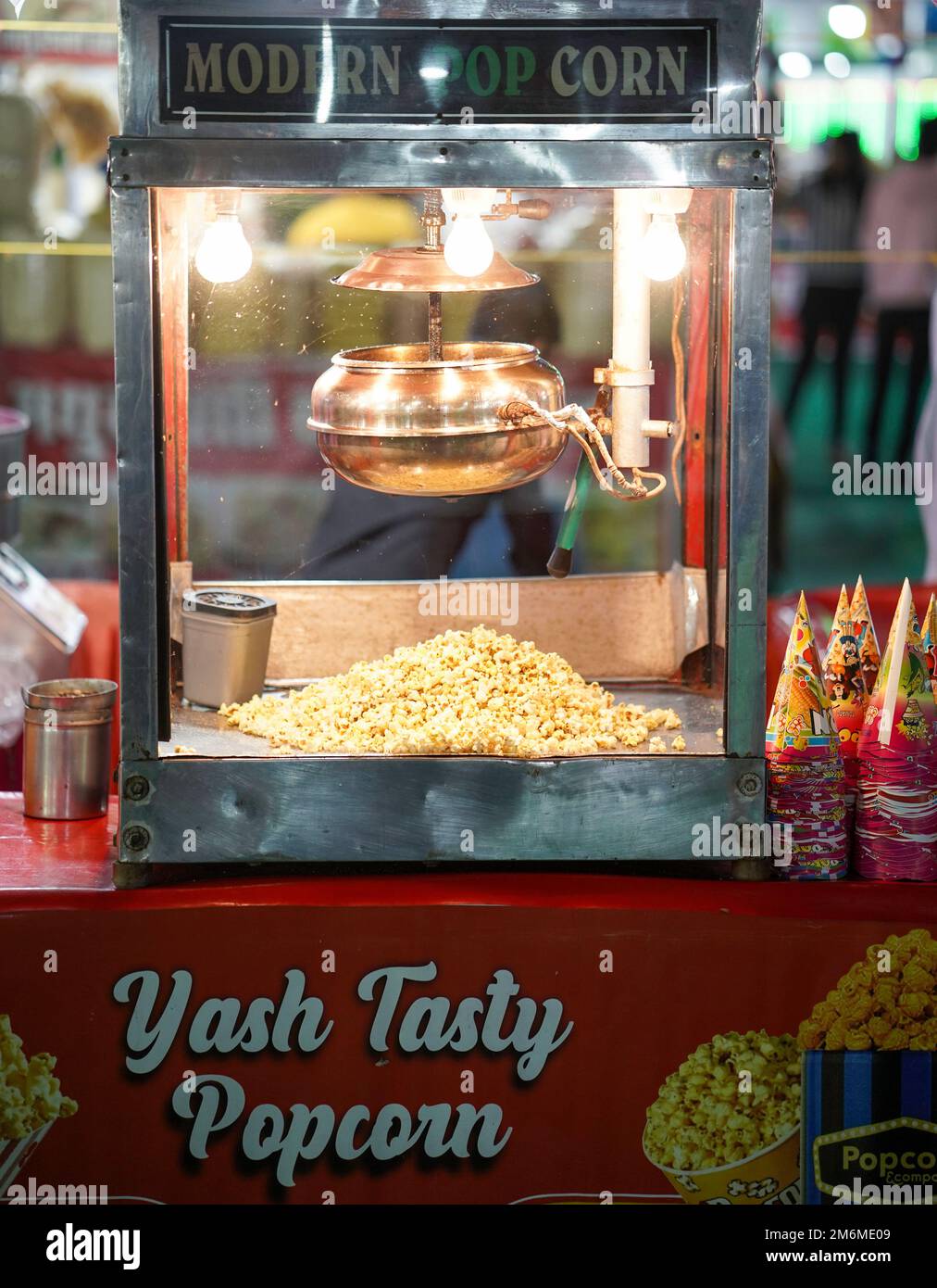 28 NOV, raipur, chhattisgar, Scattered salted popcorn, Texture. Film ...