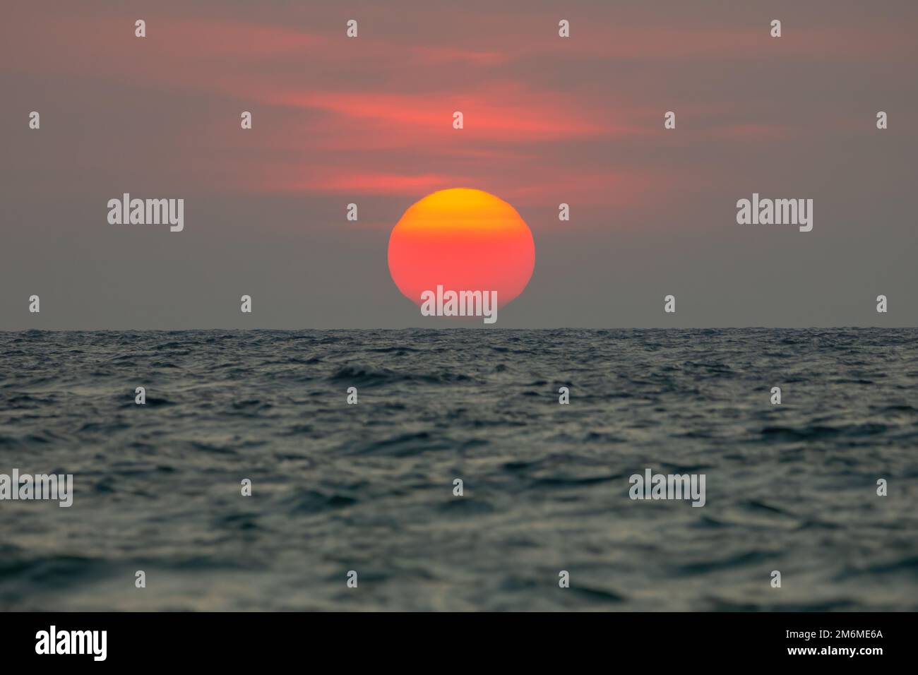The sun is falling into the sea, the bottom of the sun eccentric ...