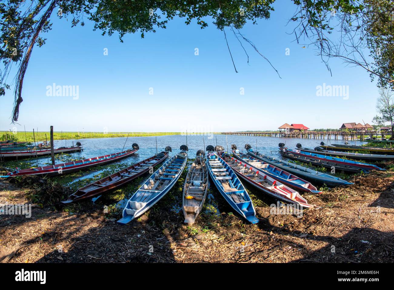 Gondola, hiring boat, motorized boat Park along the banks of the river ...