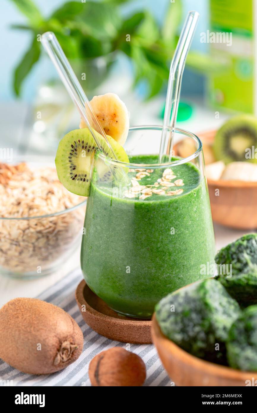 Healthy green cocktail of spinach and banana Stock Photo - Alamy