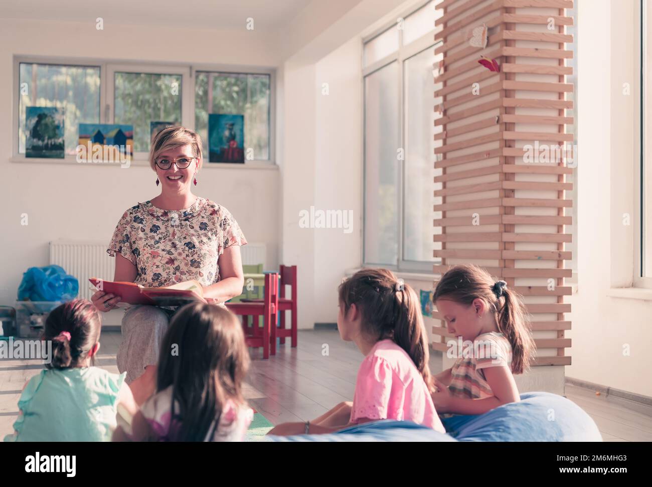 Group kids class story time hi-res stock photography and images - Alamy