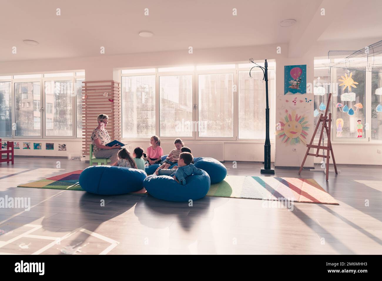 Group kids class story time hi-res stock photography and images - Alamy