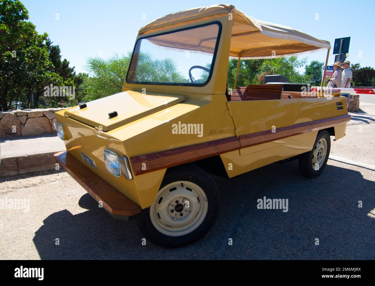 POLTU QUATU - ITALY - JUL 9 - 2022 : SPIAGGINA FIAT 750 JOKER Poltu ...