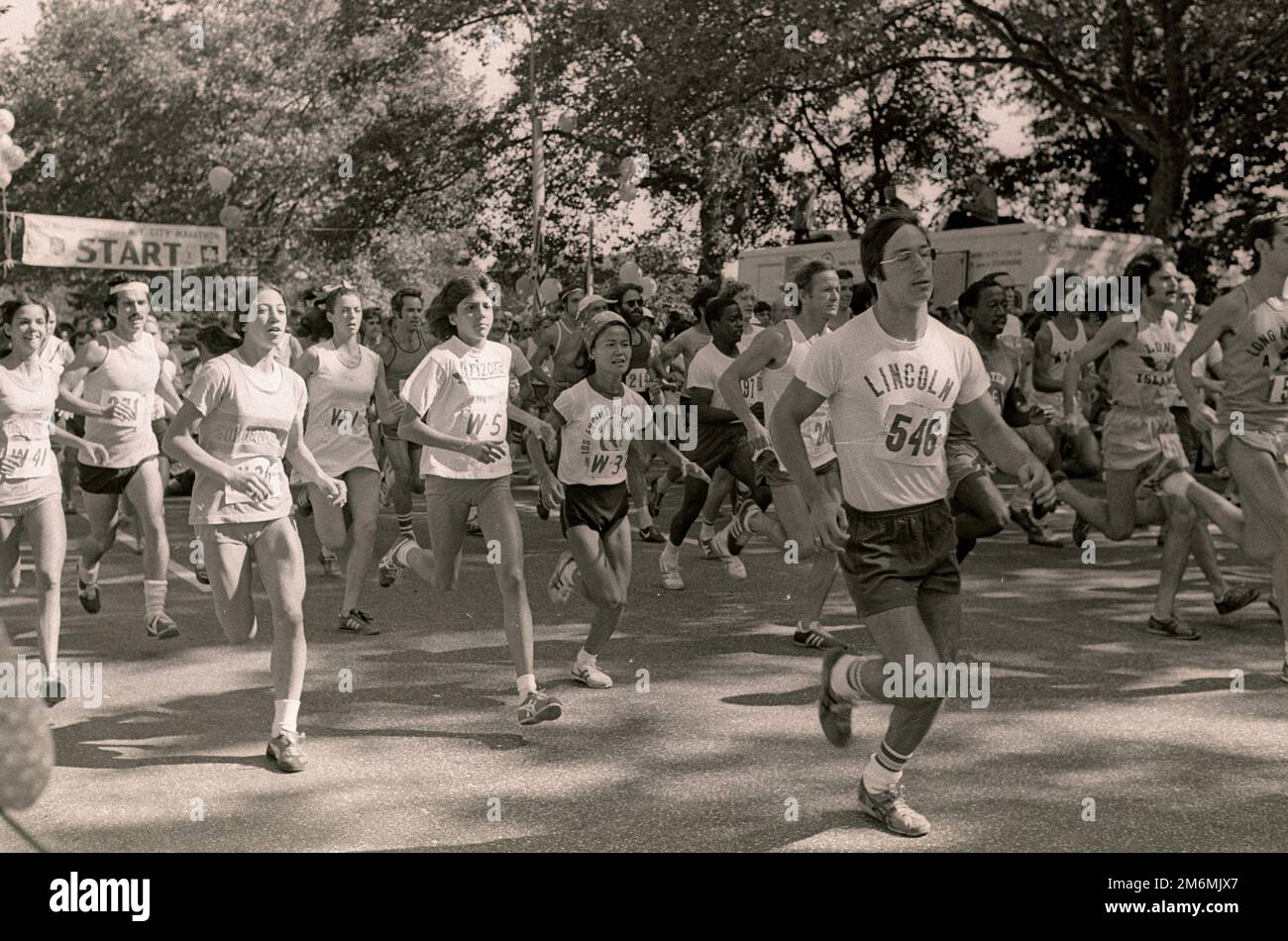 Miki Gorman (W3 at center) and Katherine Switzer (W1) starting the 1975 ...