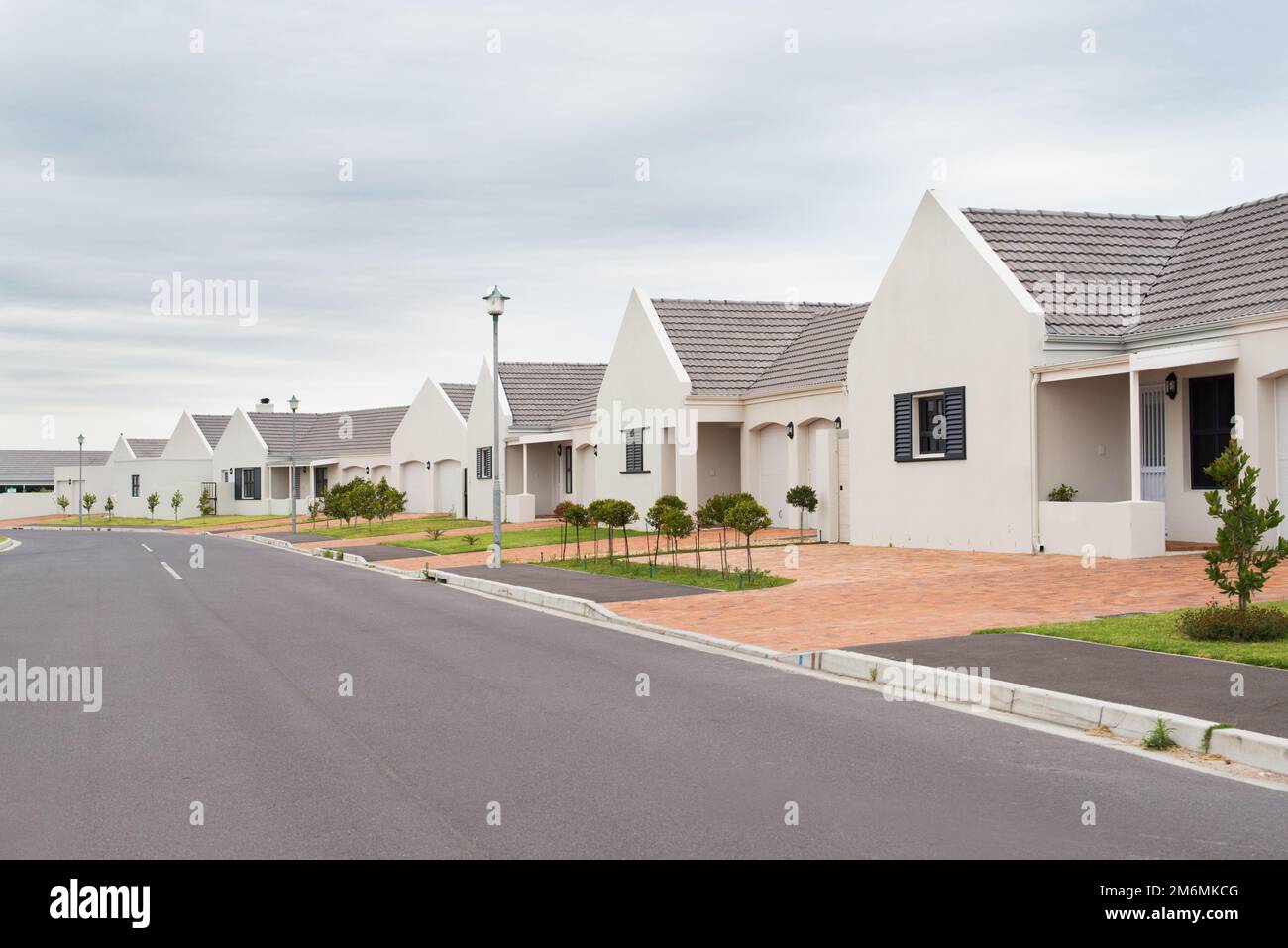 Suburban road homes lawn hi-res stock photography and images - Alamy