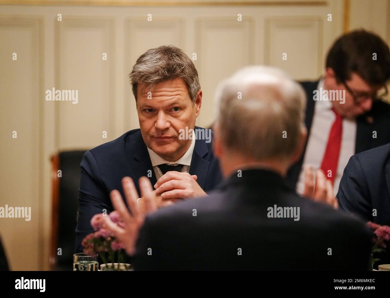 05 January 2023, Norway, Oslo: Robert Habeck (l, Bündnis 90/Die Grünen ...