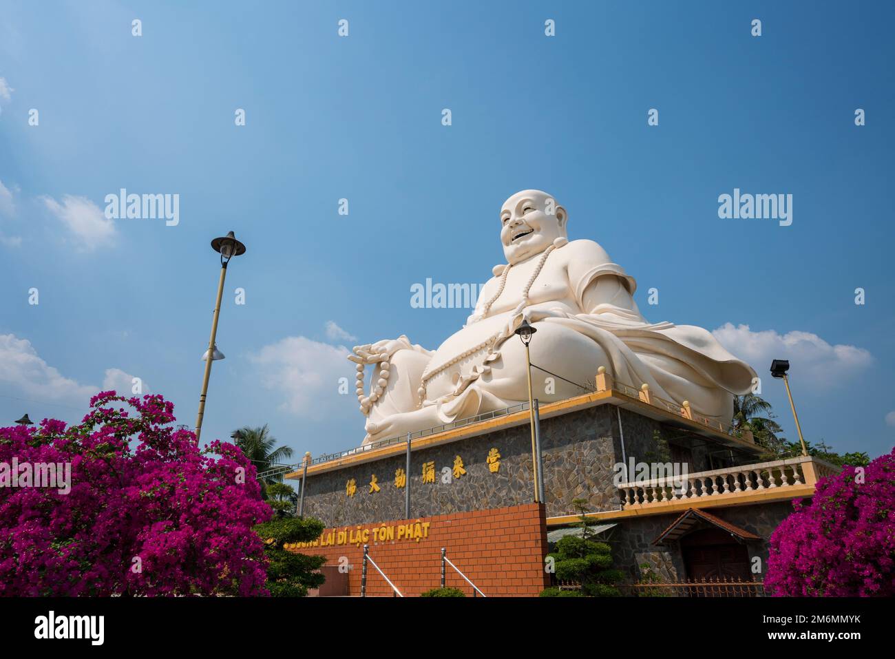 Vietnamese buddhist decorative archway and ancestral temple Stock Photo ...