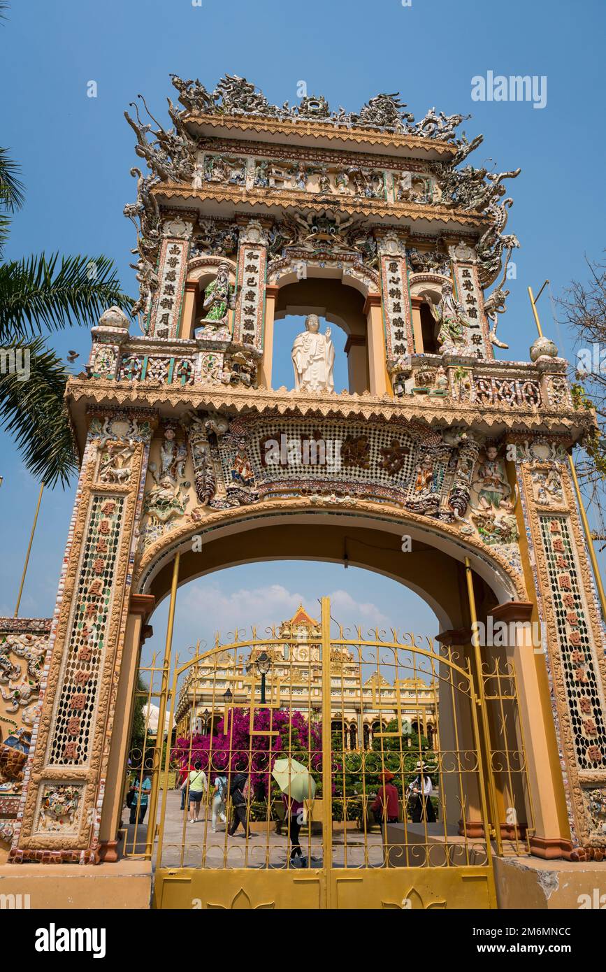 Vietnamese buddhist decorative archway and ancestral temple Stock Photo ...