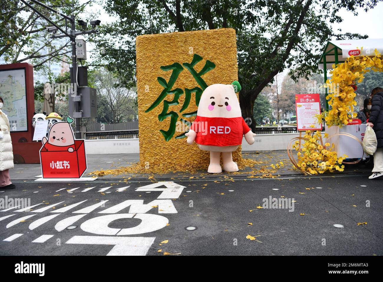 A 3-meter high mahjong tile made of ginkgo leaves appears on the street ...