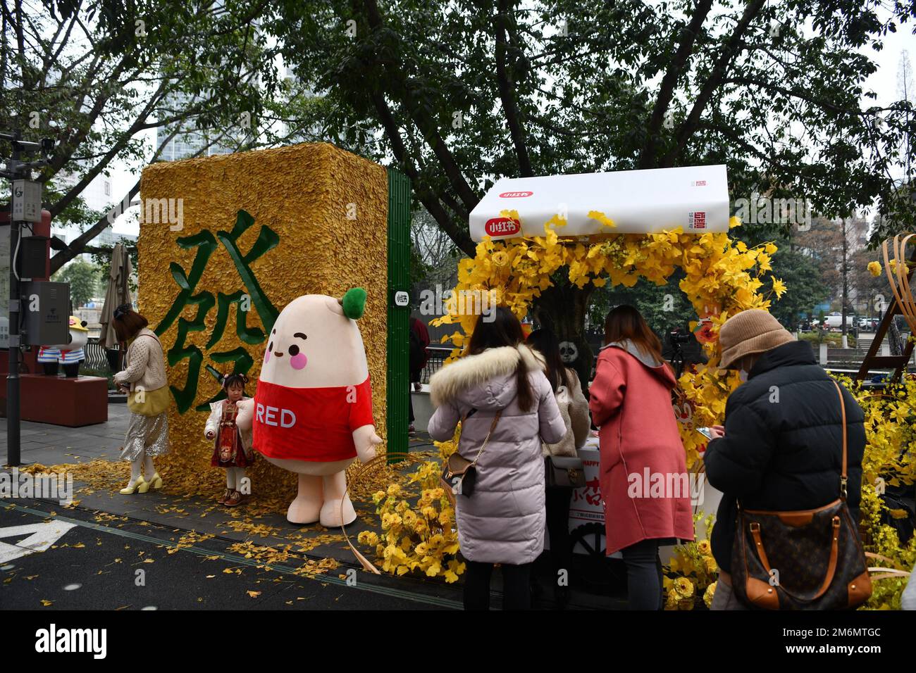 A 3-meter high mahjong tile made of ginkgo leaves appears on the street ...