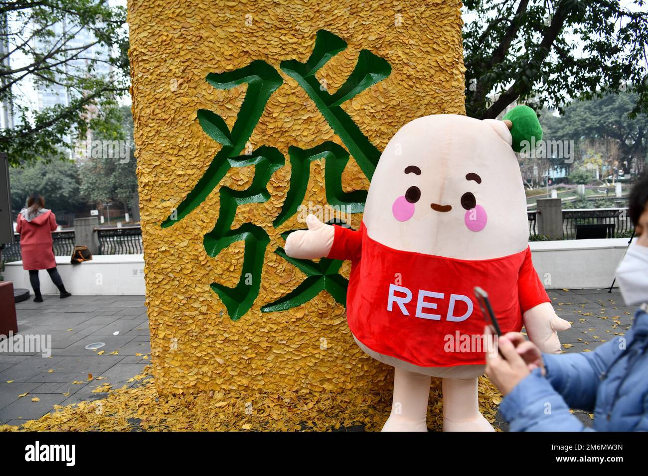 A 3-meter high mahjong tile made of ginkgo leaves appears on the street ...