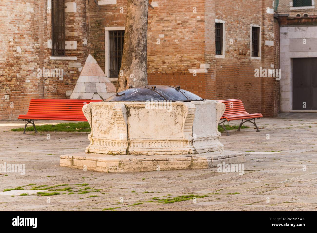 Rainwater well hi-res stock photography and images - Alamy