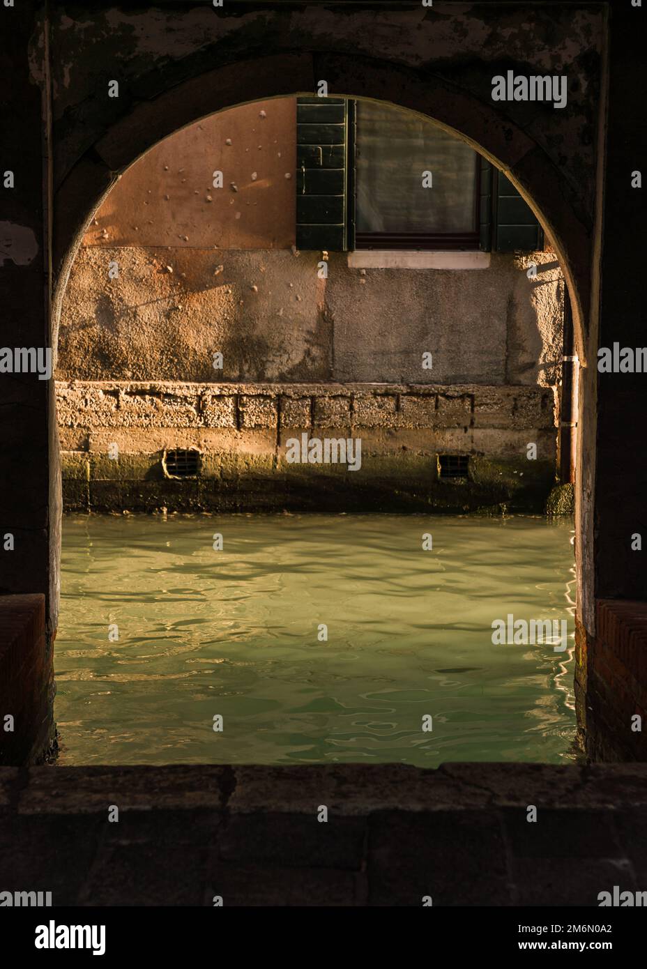 Arch passageway leading to a canal in Venice, Italy Stock Photo - Alamy
