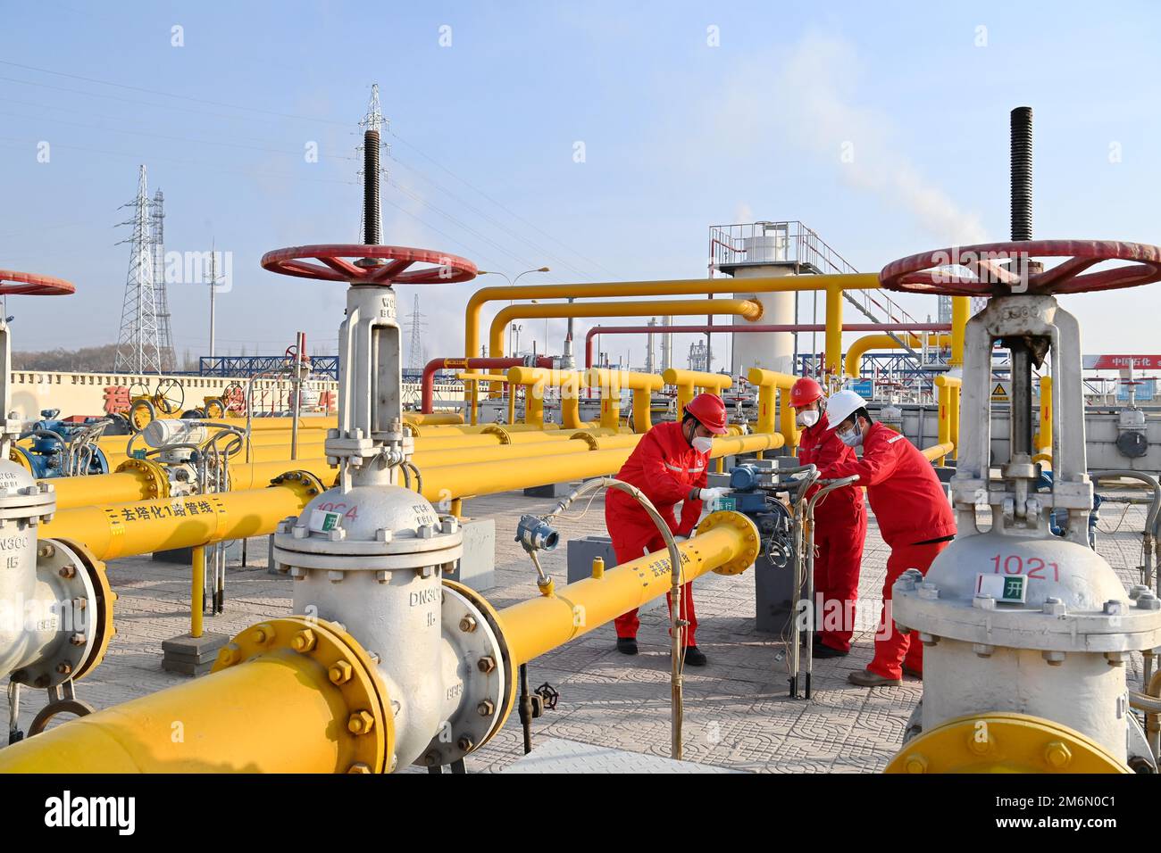 Workers of Sinopec Natural Gas Branch conduct safety inspection on ...
