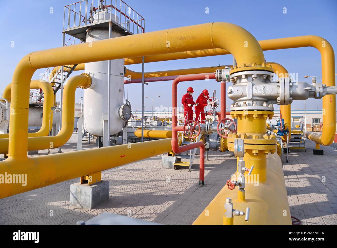 Workers of Sinopec Natural Gas Branch conduct safety inspection on ...
