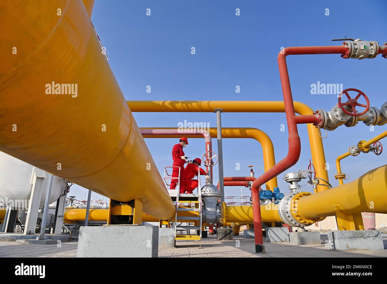 Workers of Sinopec Natural Gas Branch conduct safety inspection on ...