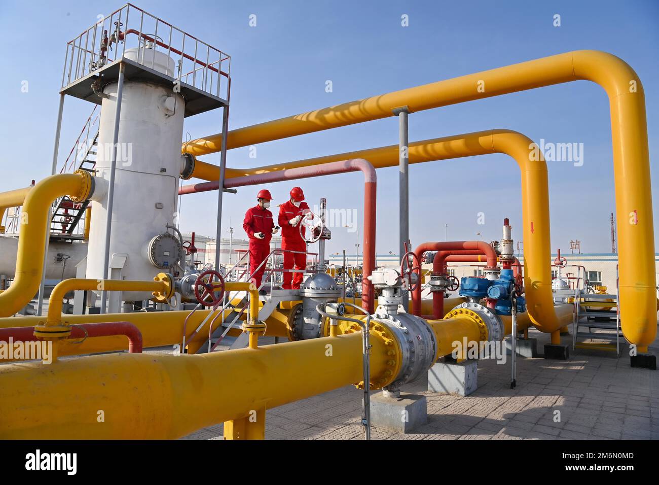 Workers of Sinopec Natural Gas Branch conduct safety inspection on ...