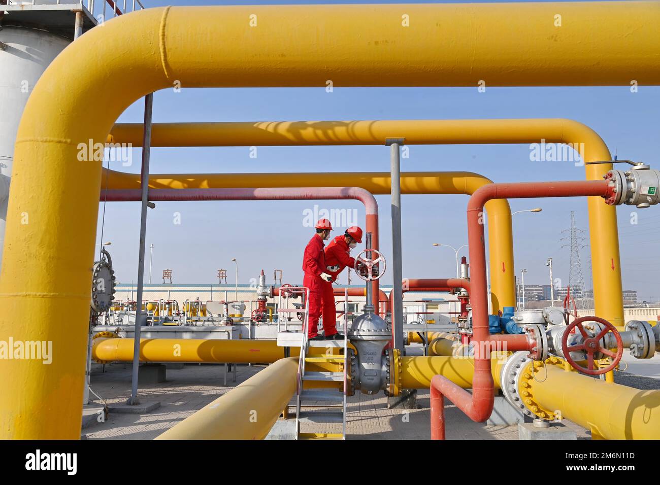 Workers of Sinopec Natural Gas Branch conduct safety inspection on ...