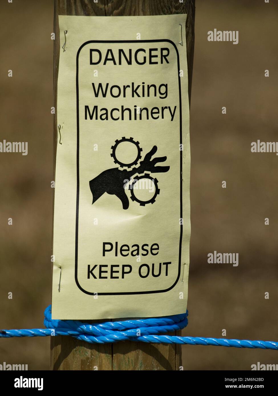 Working machinery warning sign Stock Photo - Alamy