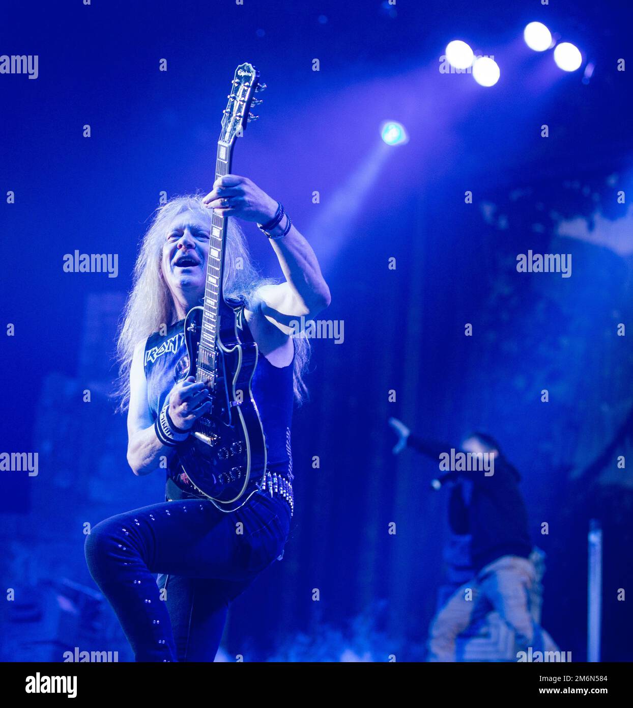 Iron Maiden in concert in Het Gelredome Arnhem Holland. 2016. Gitarist ...