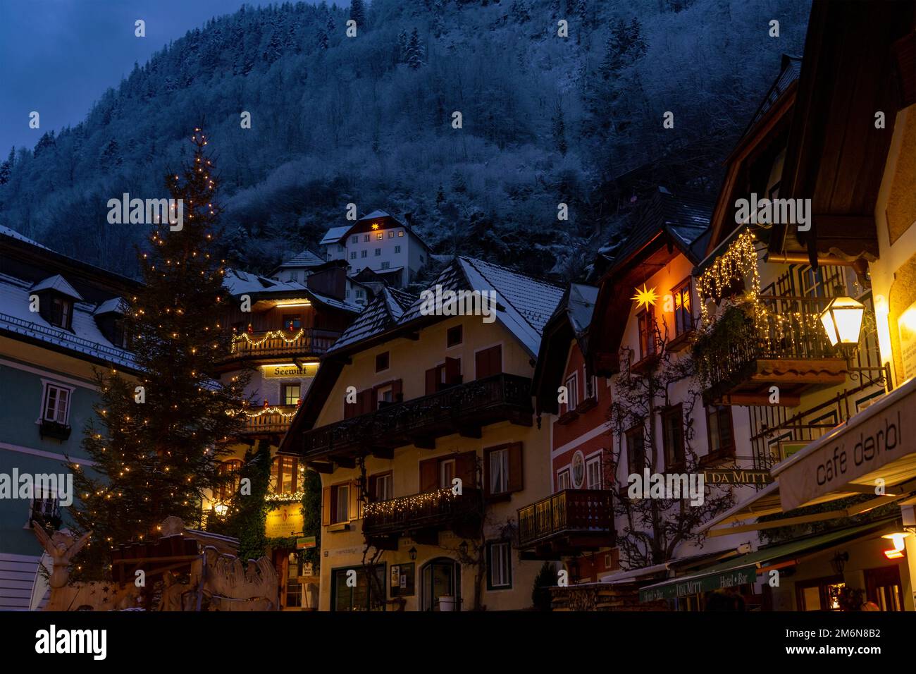 12.10.2022 - Hallstatt, Austria - Illuminated Christmas market on the ...