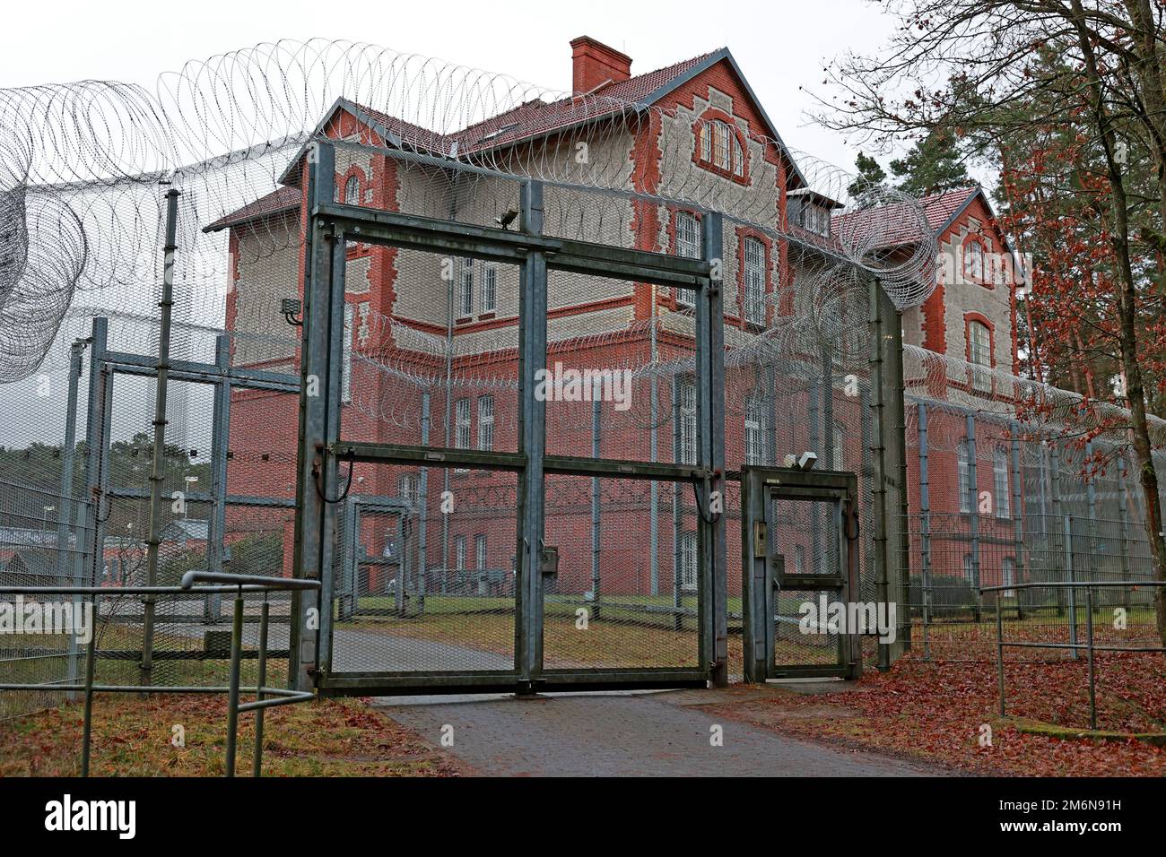 04 January 2023, Saxony-Anhalt, Uchtspringe: High fences with barbed ...