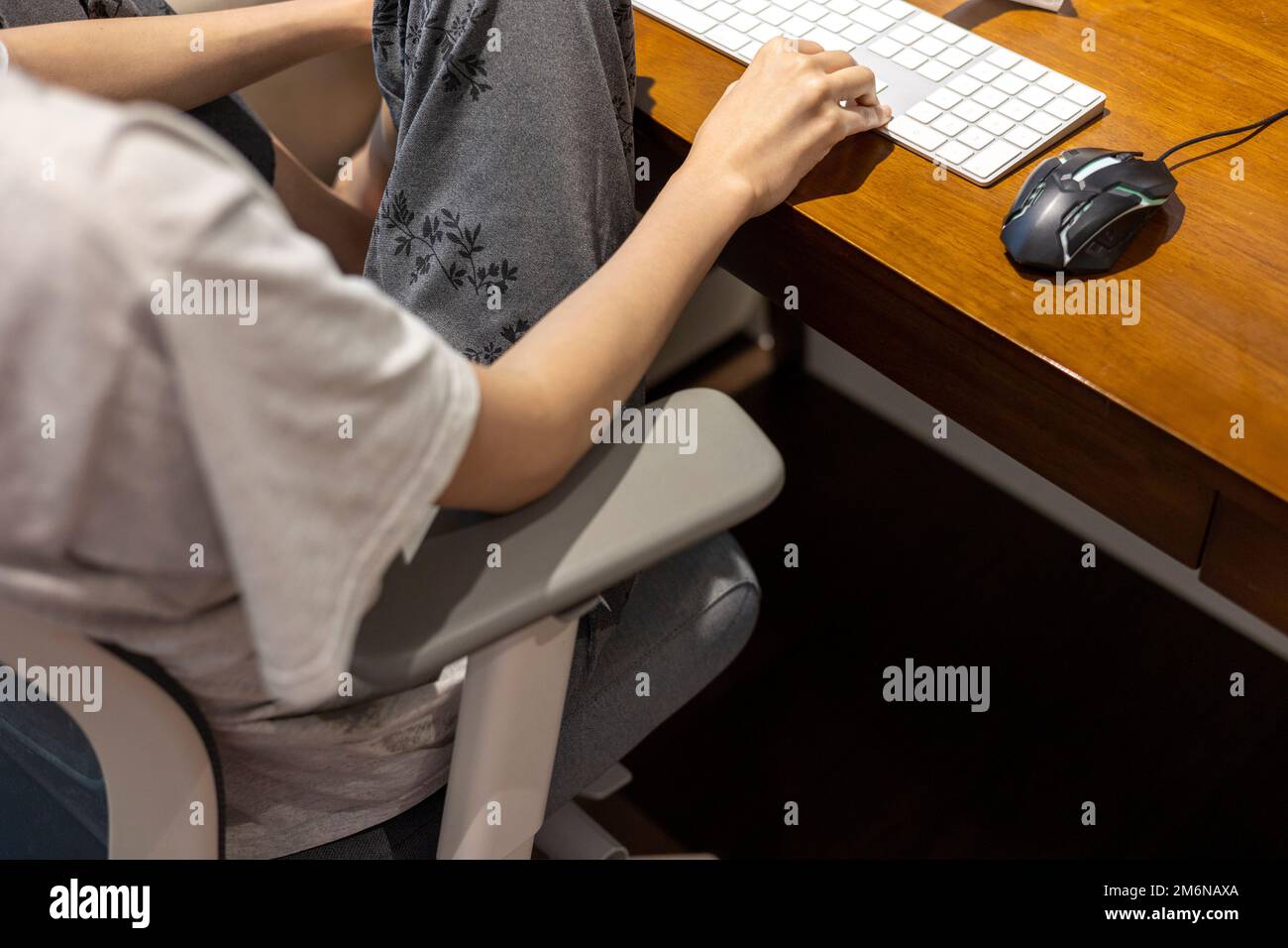 Bad gaming posture hi-res stock photography and images - Alamy