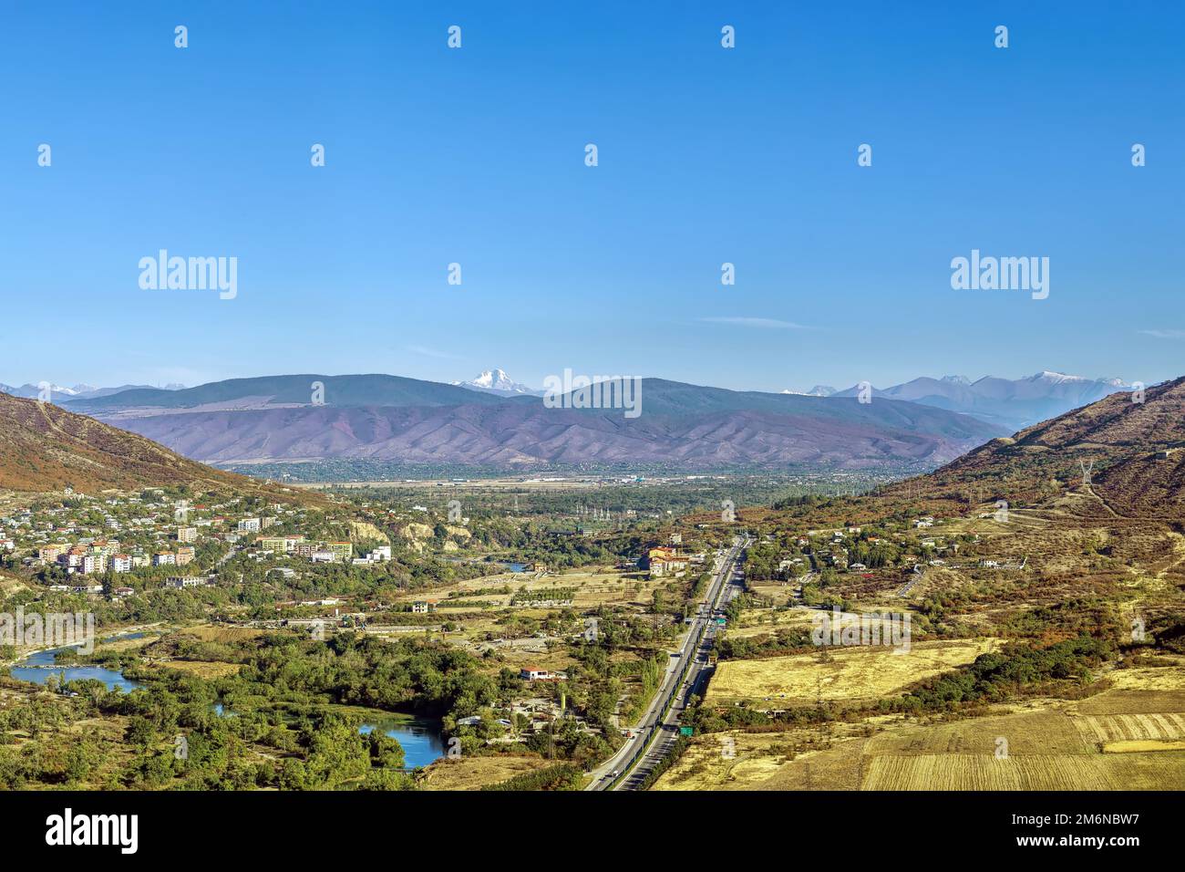 View mountain valley river road hi-res stock photography and images - Alamy