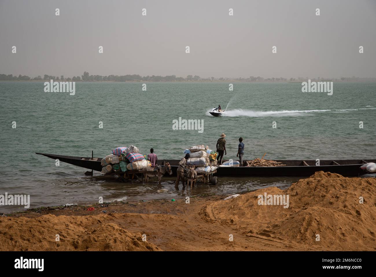 Jet de terre hi-res stock photography and images - Alamy