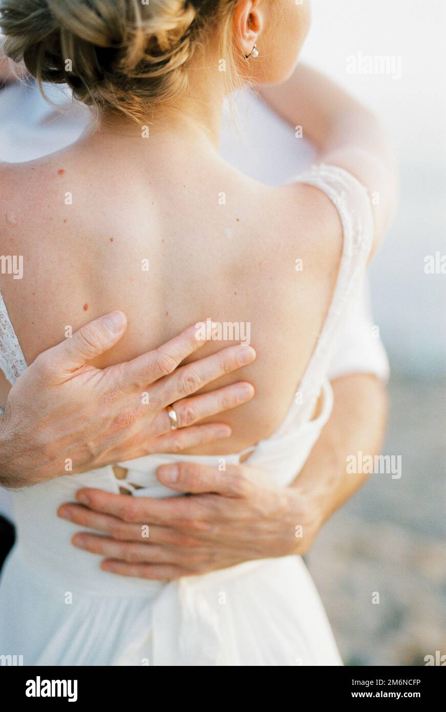 Couple back hug love hi-res stock photography and images - Alamy
