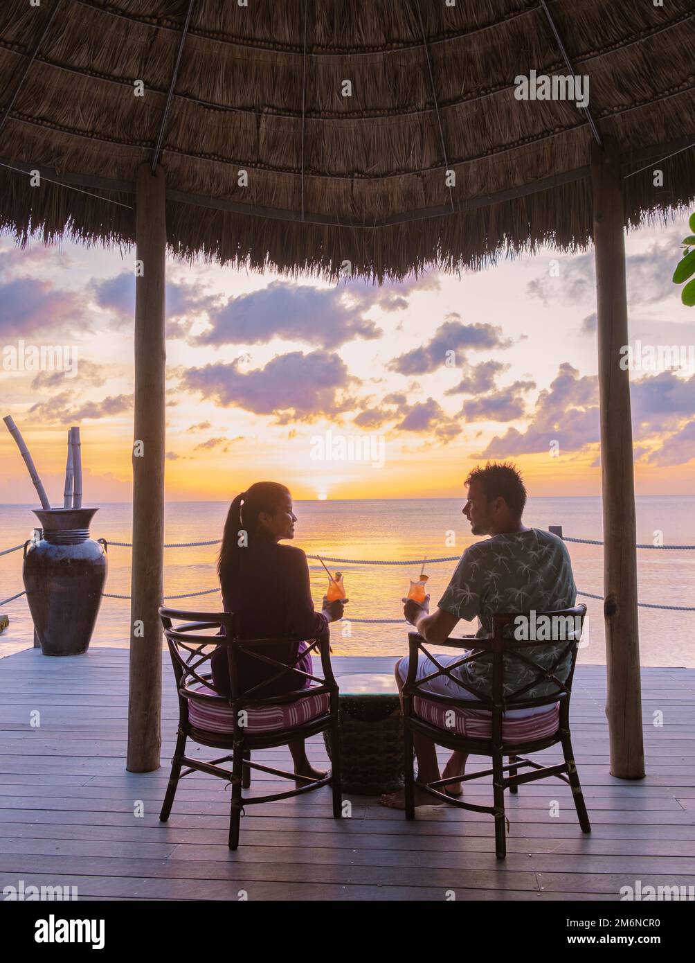 Couple cocktail beach sunset hi-res stock photography and images - Alamy
