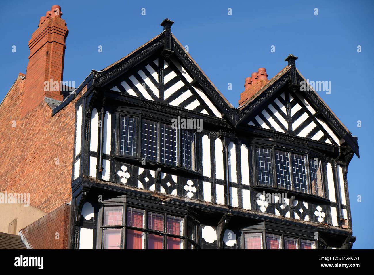 Tudor style timber buildings hi-res stock photography and images - Alamy